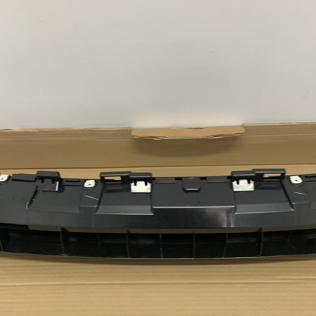 Landrover Discovery 5 front bumper centre upper mounting bracket LR083 ...